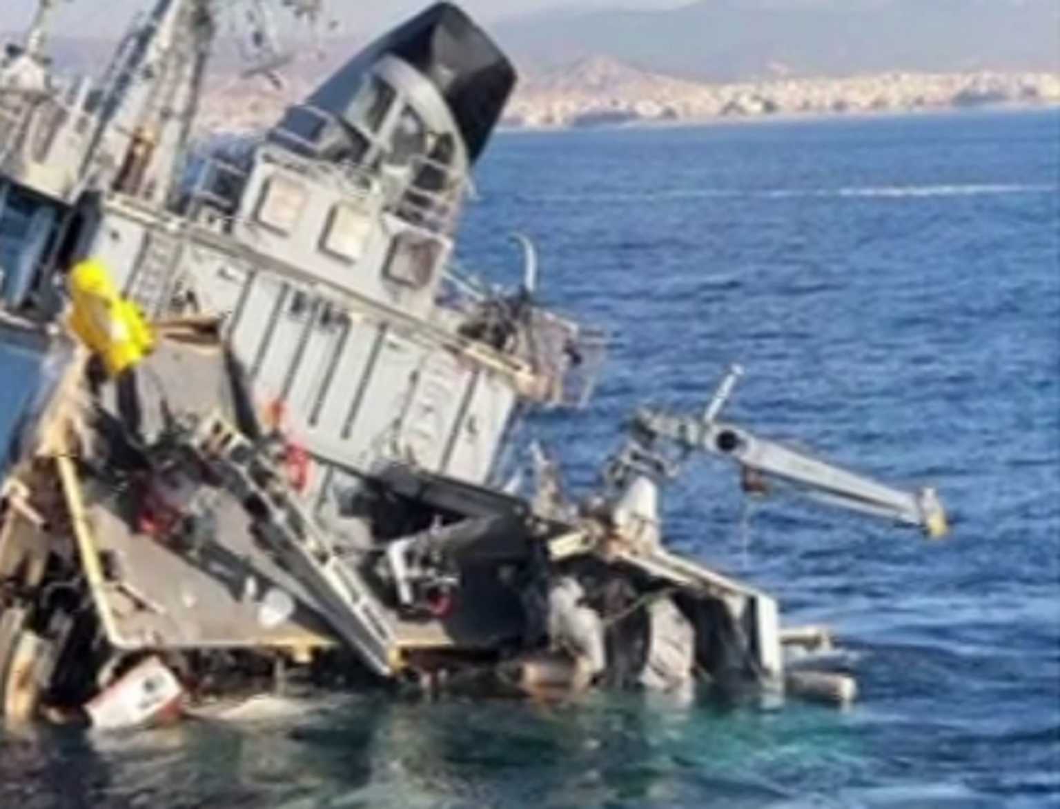 Συγκλονιστικές εικόνες από το πλοίο του Πολεμικού Ναυτικού που ...