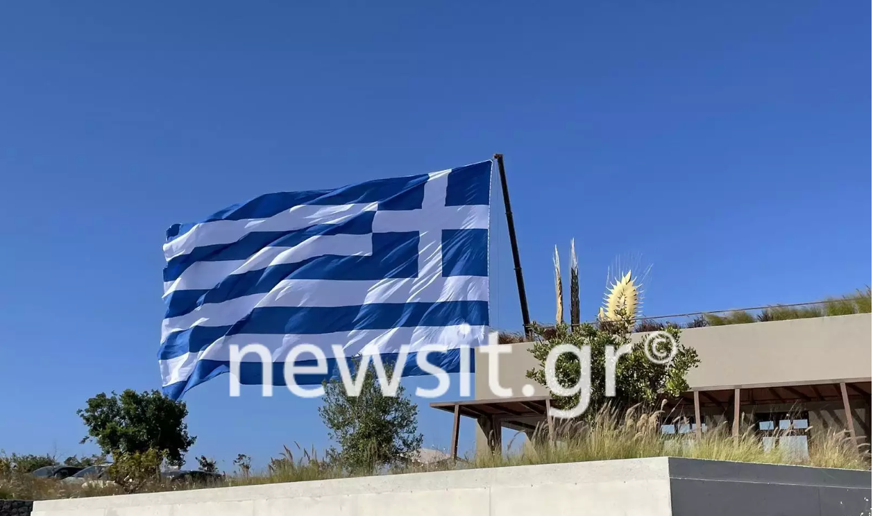 28η Οκτωβρίου: Η μεγαλύτερη ελληνική σημαία υψώθηκε ξανά στη Σαντορίνη ...