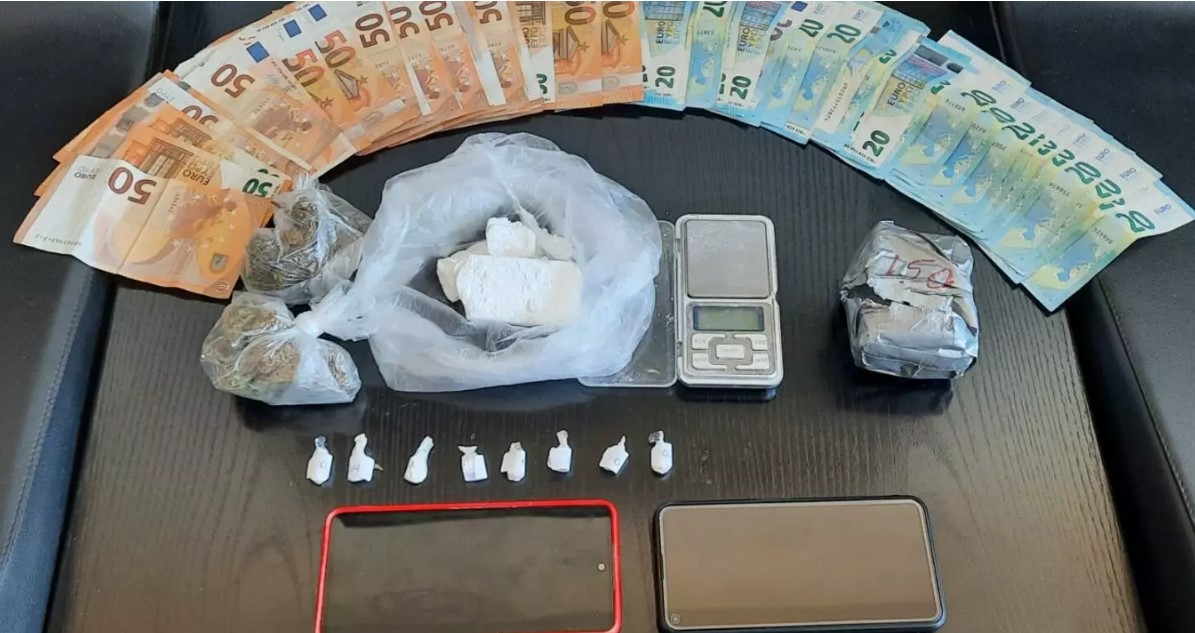 Με κοκαΐνη και μετρητά πιάστηκε διακινητής στο Ηράκλειο | ΥΔΡΟΓΕΙΟΣ 106 ...