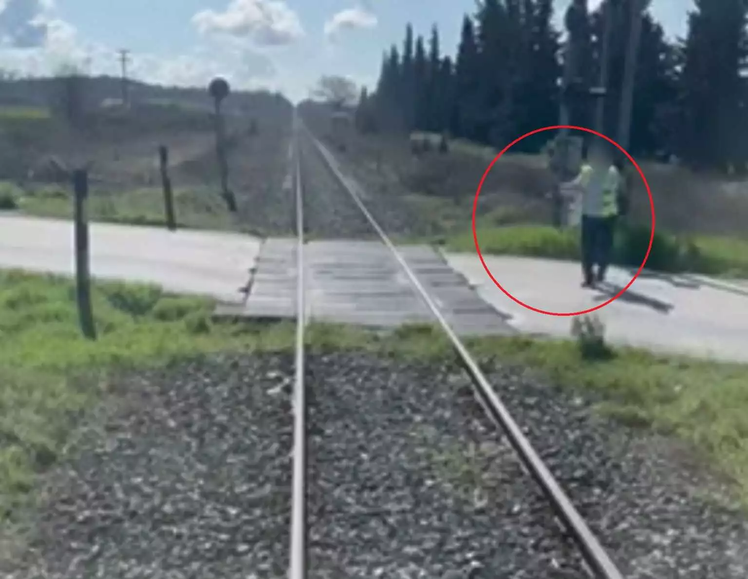 Μπάχαλο και εικόνες ντροπής σε αφύλακτες διαβάσεις του ΟΣΕ στον άξονα ...